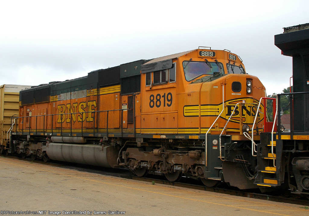 BNSF 8819